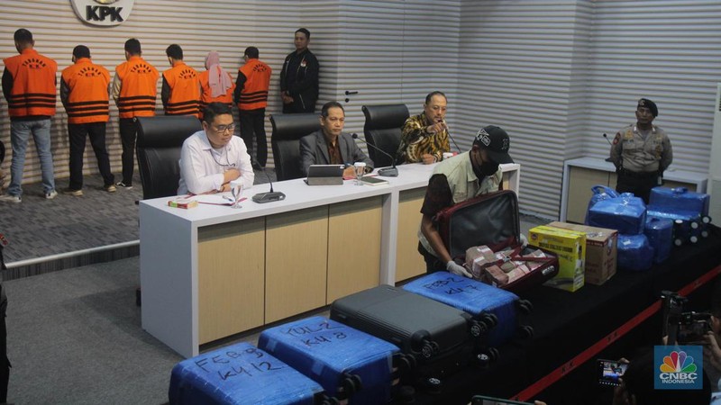 Ada OTT KPK, Uang Rp12 M di Dalam Koper dan Kardus Diamankan