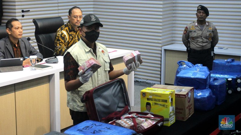 Ada OTT KPK, Uang Rp12 M di Dalam Koper dan Kardus Diamankan