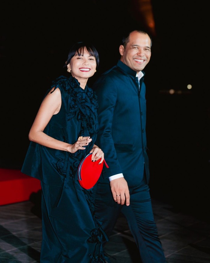 Momen Red Carpet Sutradara dan Pemain Gadis Kretek di BIFF 2024, Tampil Simpel tapi Elegan