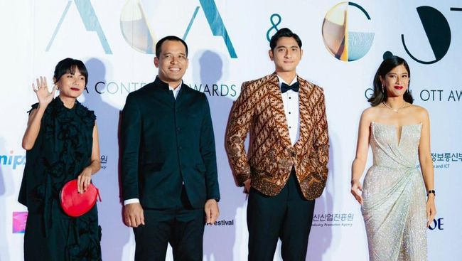 Momen Red Carpet Sutradara dan Pemain Gadis Kretek di BIFF 2024, Tampil Simpel tapi Elegan