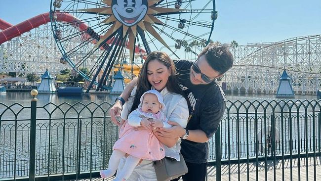 5 Potret Baby Kyarra Putri Jessica Mila Pertama Kali ke Disneyland di ...