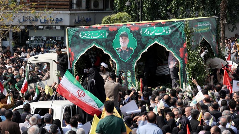 Potret Lautan Manusia di Pemakaman Komandan Iran yang Dibunuh Israel