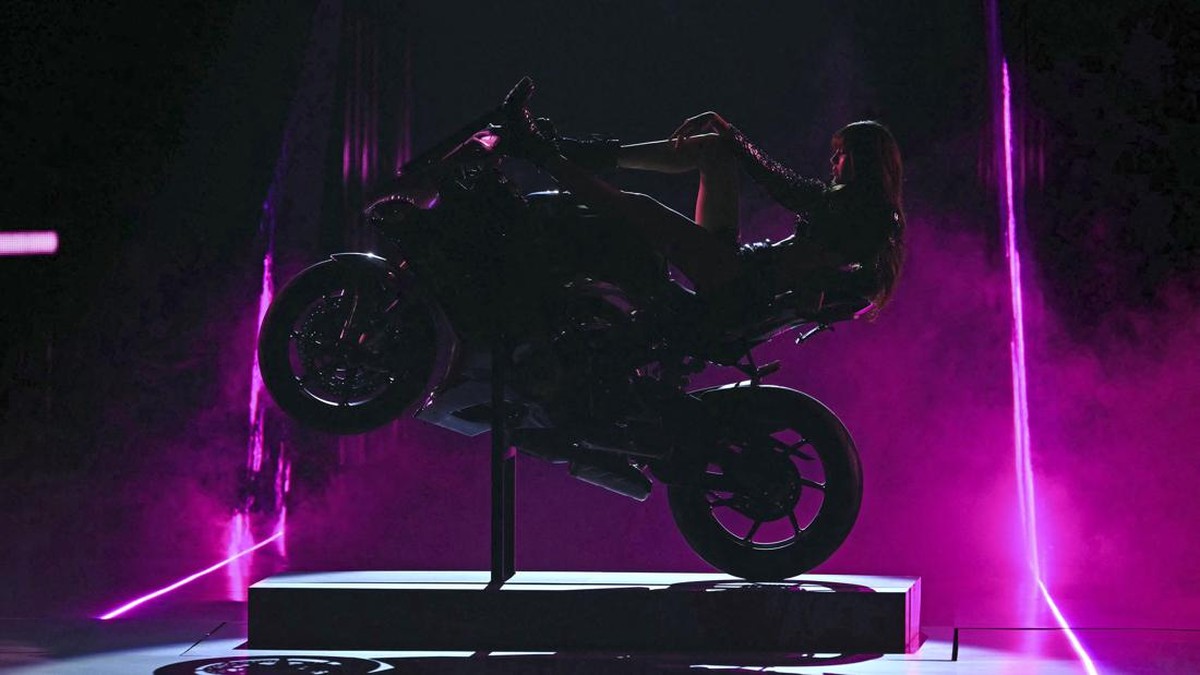 Foto Lisa Blackpink Memukau Di Victoria Secret Fashion Show