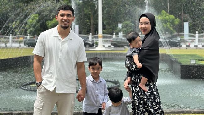 5 Potret Terbaru Lindswell Kwok Bareng Suami dan 3 Anak yang Curi ...