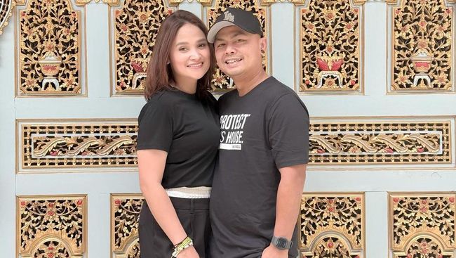 5 Potret Wendi Cagur dan Sang Istri yang Beda Usia 11 Tahun, Selalu ...