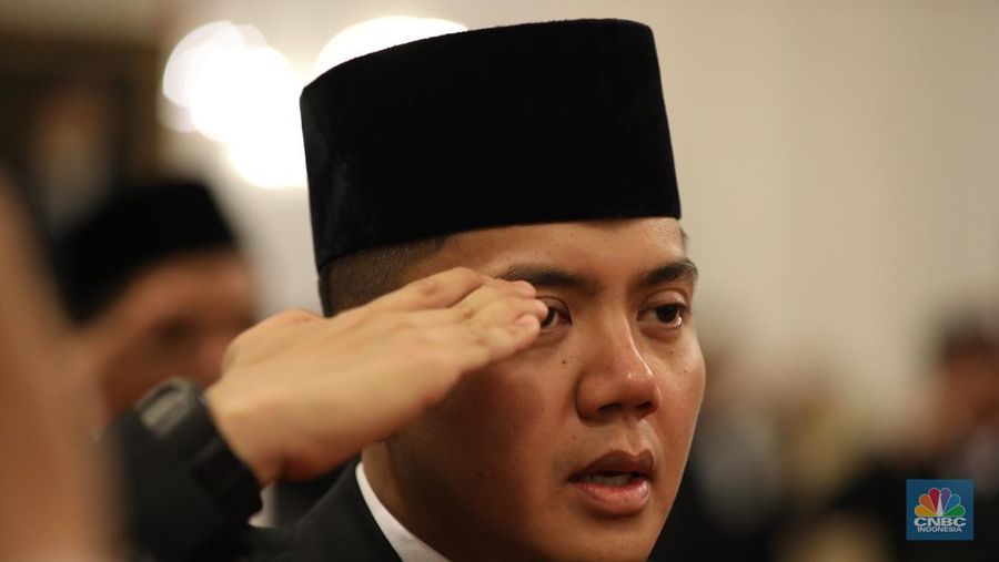 Jabat Seskab, Ini Alasan Mayor Teddy Tak Perlu Pensiun dari TNI