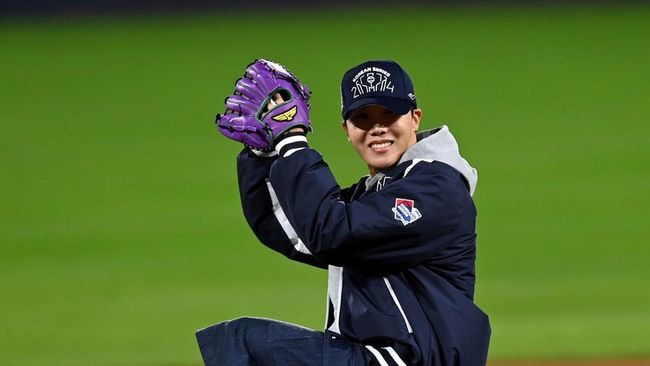 5 Potret j-hope BTS Jadi First Pitcher di Pertandingan Bisbol Kedua ...