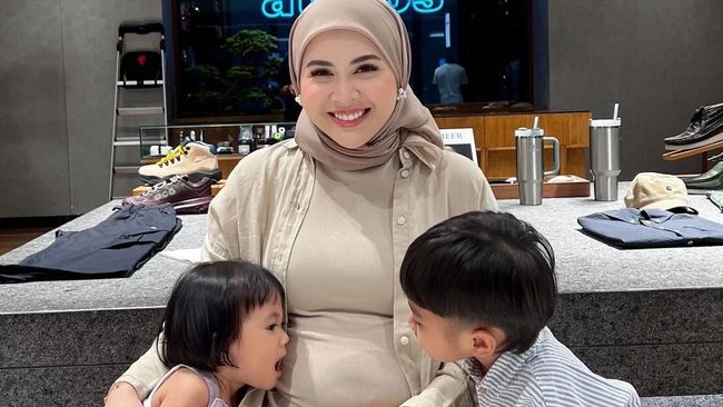 5 Potret Anak-anak Kesha Ratuliu Cium Baby Bump, Si Kakak Tebak Jenis ...