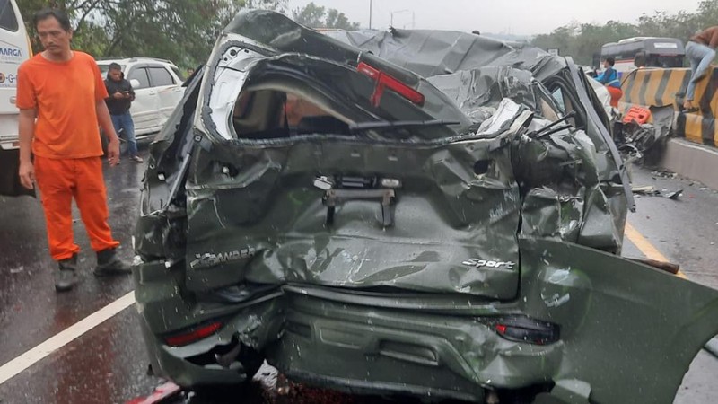 Detik-Detik Kecelakaan Beruntun Tol Cipularang, Mobil Penyok-Bertumpuk