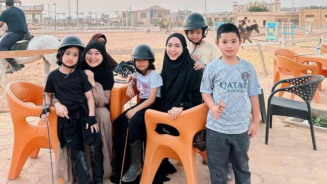 7 Potret Keempat Anak Oki Setiana Dewi Jalani Kehidupan Baru di Mesir ...