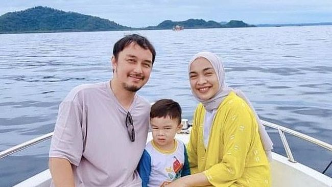 5 Potret Tika Bravani dan Dimas Aditya bersama Putra Semata Wayang - Foto 1