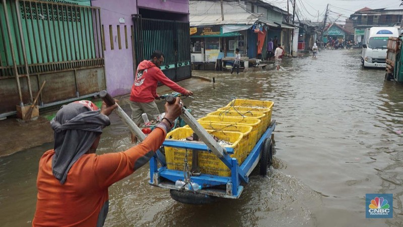 Penampakan Banjir Rob Terjang Penjaringan, Banjir Sebetis-Motor Mogok