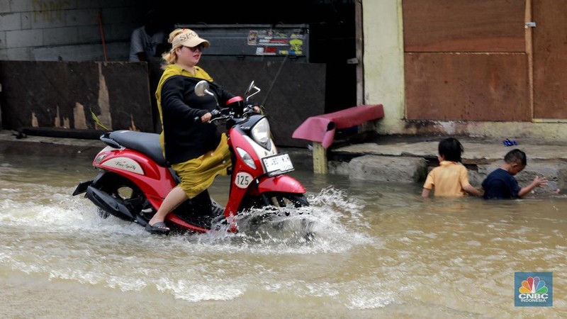 Penampakan Banjir Rob Terjang Penjaringan, Banjir Sebetis-Motor Mogok