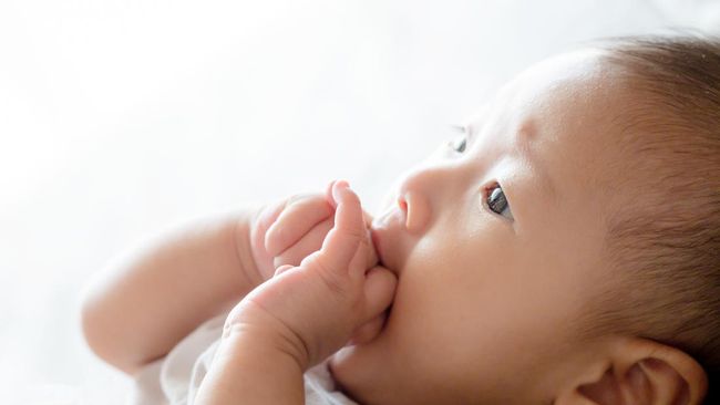 Hentikan Kebiasaan Bayi Mengisap Jempol Tangan, Bisa Ubah Posisi Gigi Bun Hentikan Kebiasaan Bayi Mengisap Jempol Tangan, Bisa Ubah Posisi Gigi Bun