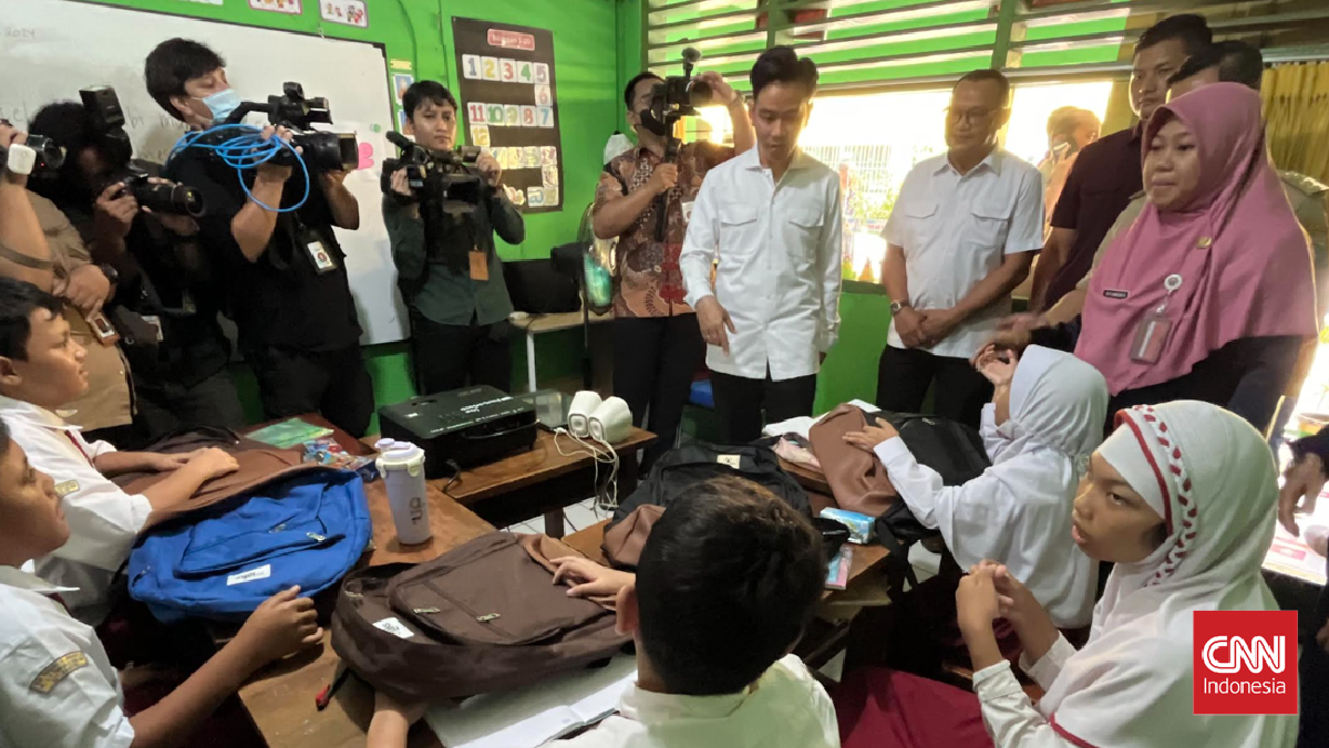 Gibran Bagi Makan Bergizi Gratis ke SLB Jakbar, Bertemu 'Kembaran'