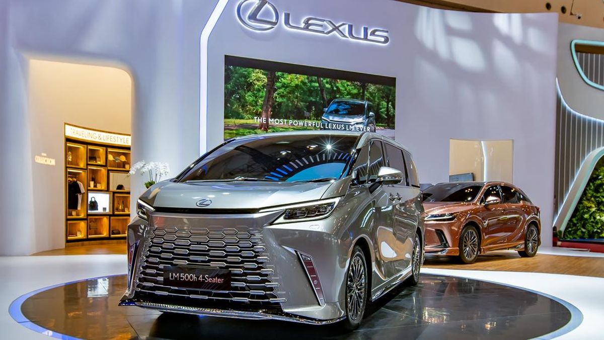 Lexus LM 500h Hybrid Meluncur