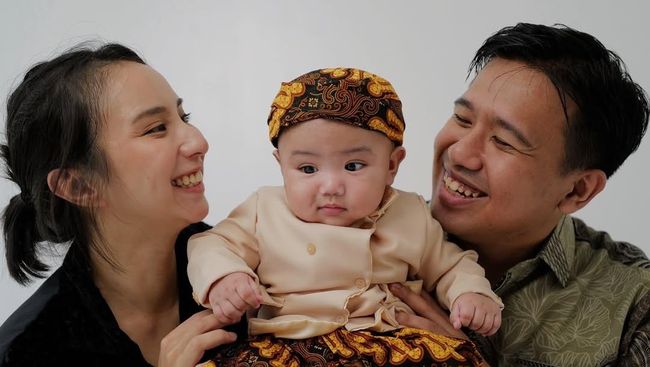 5 Potret Keluarga Kecil Joshua Suherman dan Clairine Clay, Gemas Baby ...