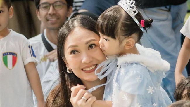 7 Potret Nakeya Putri Bungsu Nola B3 Semakin Menggemaskan, Beda 16 ...