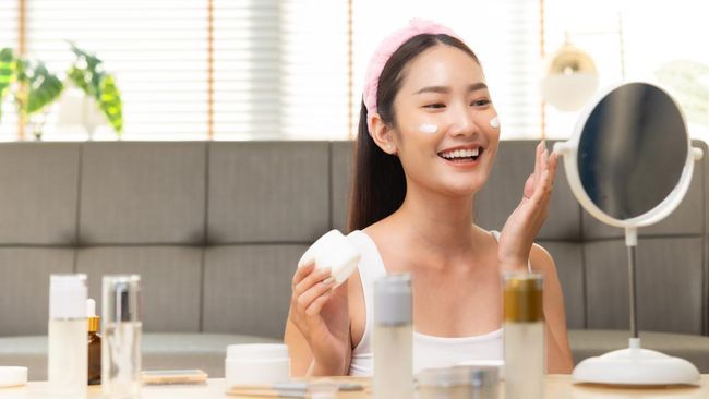 10 Rekomendasi Moisturizer untuk Kulit Kombinasi Terbaik 10 Rekomendasi Moisturizer untuk Kulit Kombinasi Terbaik