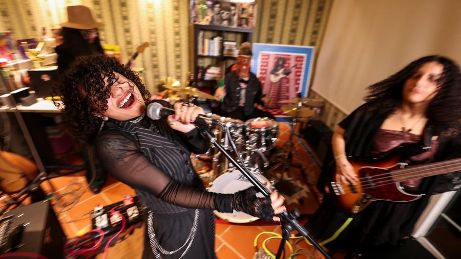 Keren! Potret Band Rock Perempuan Pertama Asal Arab Saudi