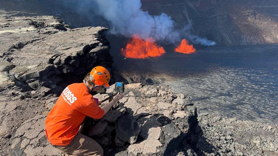Detik-Detik Gunung Berapi di Hawaii Meletus & Muntahkan Lava Panas