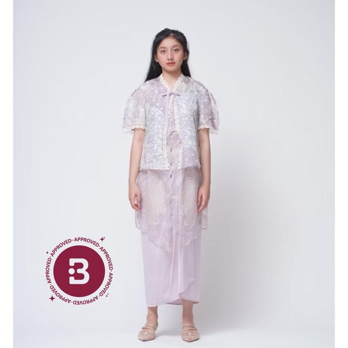 Get The Look: Ide Outfit Batik Kasual nan Manis ala Ify Alyssa untuk Hangout