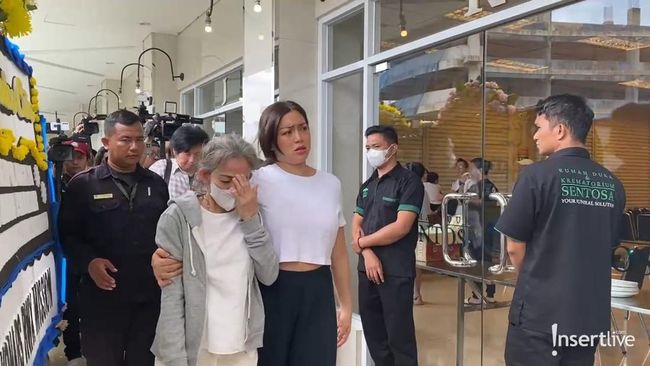 Abu Mendiang Ayah Jessica Iskandar Dilarung di Laut