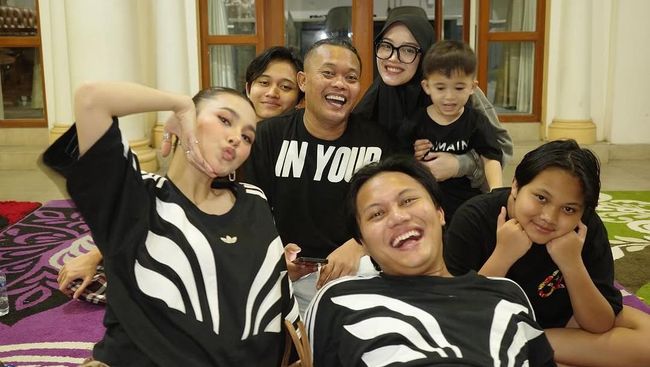 7 Potret Rizky Febian dan Mahalini Kumpul Bareng Adik-Adiknya, Adzam ...