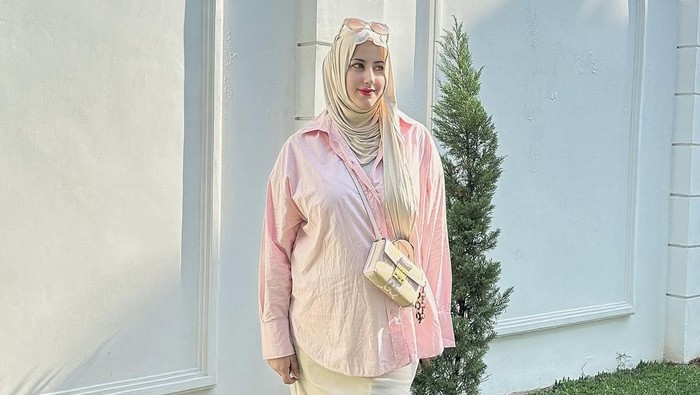 Get The Look: Inspirasi Outfit untuk Hijabers yang Simple dan Girly ala Tasyi Athasyia