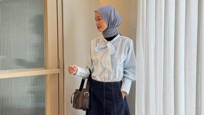 Get The Look: Ide Outfit ke Kampus ala Kana Az-Zahra, Tampil Stylish dengan Tie Blouse!