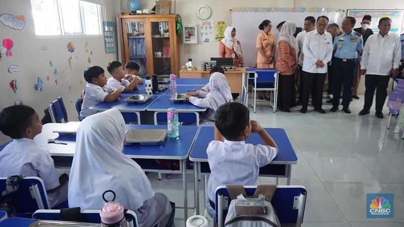 Penampakan Makan Bergizi Gratis di SD Angkasa 5, Siswa Happy Menu Enak