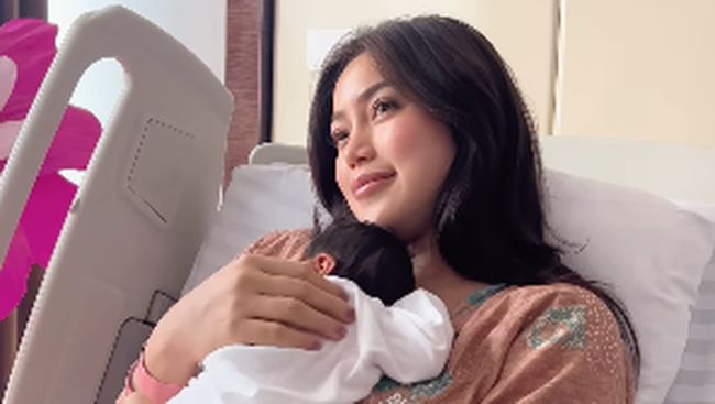 7 Potret Bayi Artis Wajahnya Sempat Dirahasiakan, Terbaru Putri Jessica Iskandar - Foto 1