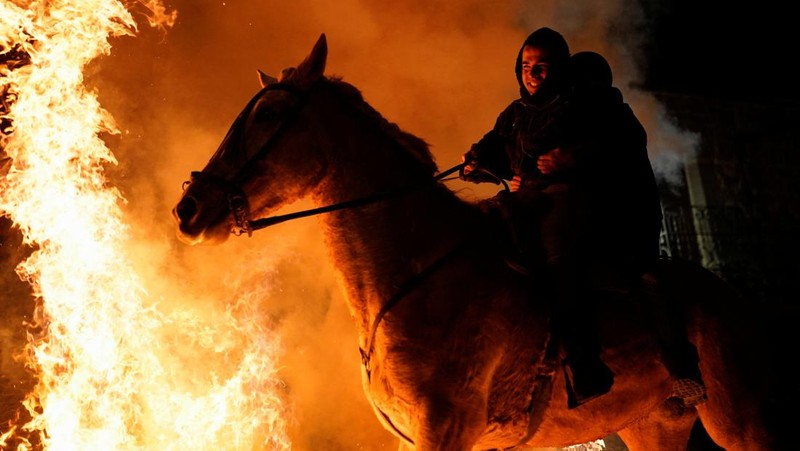 Spanyol Punya Festival Mengerikan, Naik Kuda Lompati Api