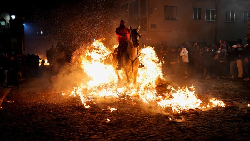 Spanyol Punya Festival Mengerikan, Naik Kuda Lompati Api