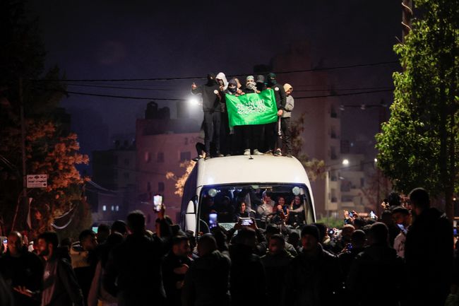 Potret Lautan Warga Gaza Sambut Kepulangan 90 Tawanan dari Israel