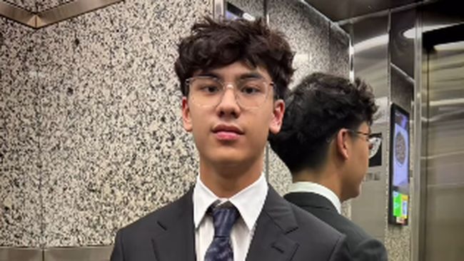 7 Potret Gagah Khayru Putra Gunawan Sudrajat Pakai Jas di Hari Pertama ...