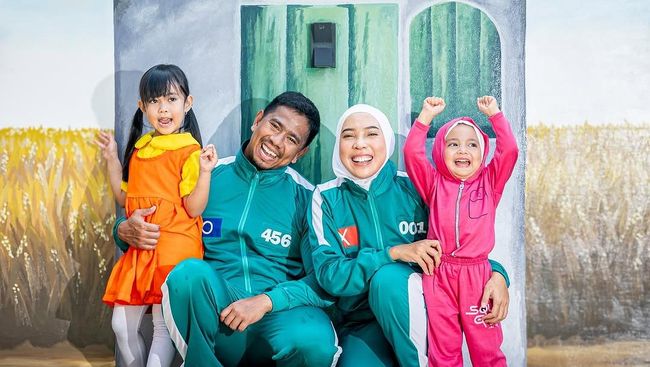 5 Potret Fitri Tropica Kompak Pakai Kostum Squid Game Bareng Suami ...