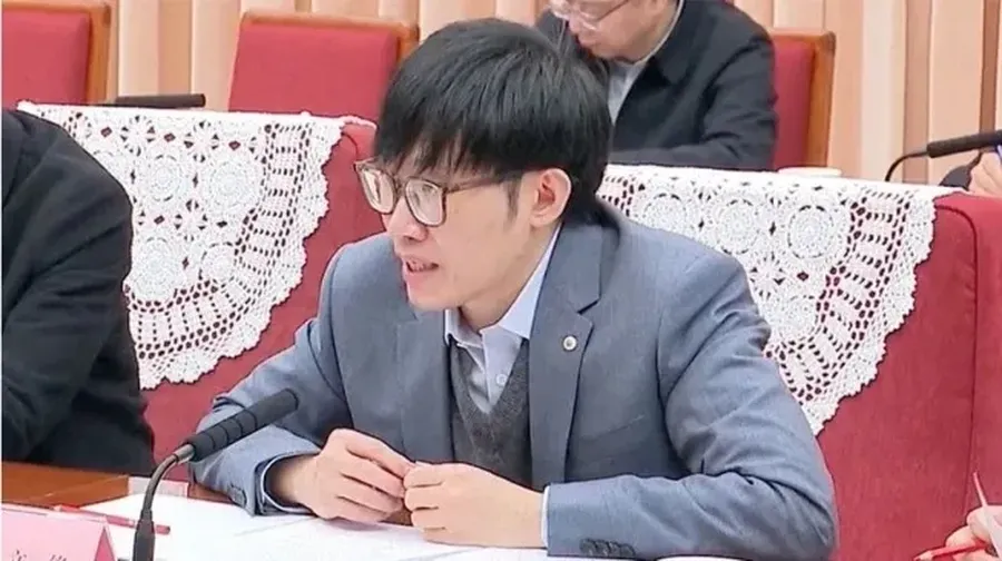 Turis China Serbu Kampung Dewa AI, Pulang Bawa Batu