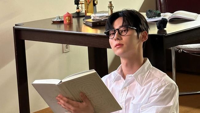 5 Potret Hwang Min Hyun, Bintang Drakor Study Group yang Hobi Beres-beres Rumah - Foto 1