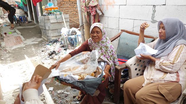 Dengan Mata Katarak, Nenek Tami Menjaja Kue dalam Redupnya Cahaya