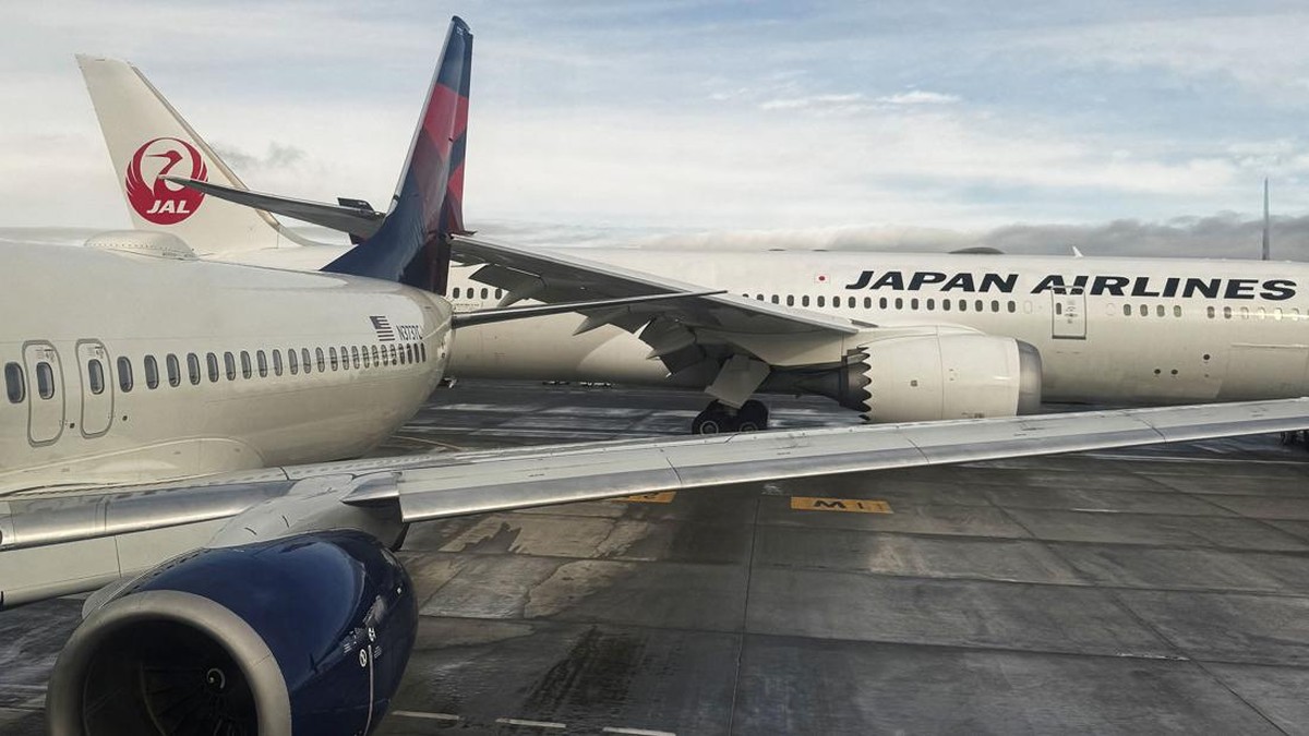 FOTO: Sayap Kanan Pesawat Japan Airlines Tabrak Ekor Delta Air Lines