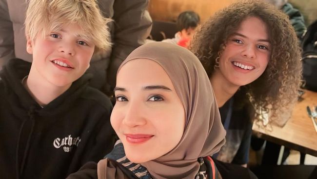 5 Potret Zaskia Sungkar Bersama Para Keponakan Bule, Sudah Bujang Semua ...