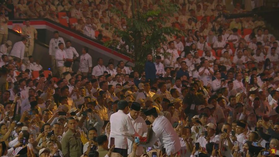 Momen Prabowo Beri Keris ke Jokowi di HUT ke-17 Partai Gerindra