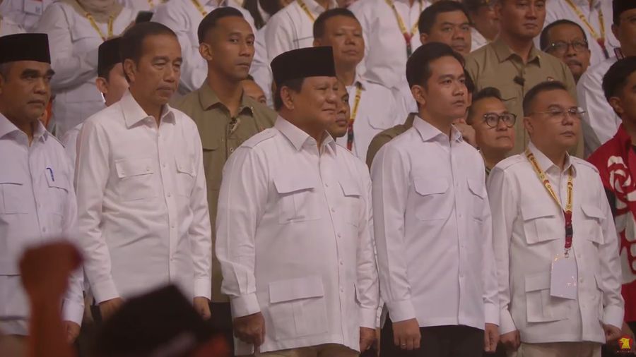 Momen Prabowo Beri Keris ke Jokowi di HUT ke-17 Partai Gerindra