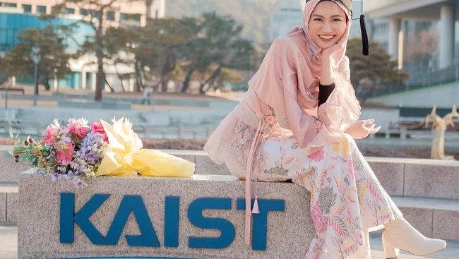 Unik dan Bermakna! Kisah di Balik Kebaya Wisuda Xaviera Putri di KAIST
