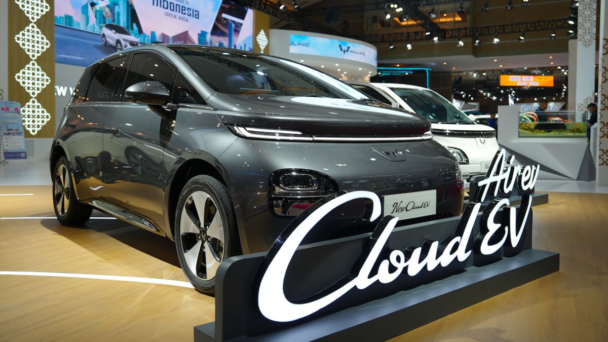 Wuling Segarkan Cloud EV dan Luncurkan Varian Baru Lite