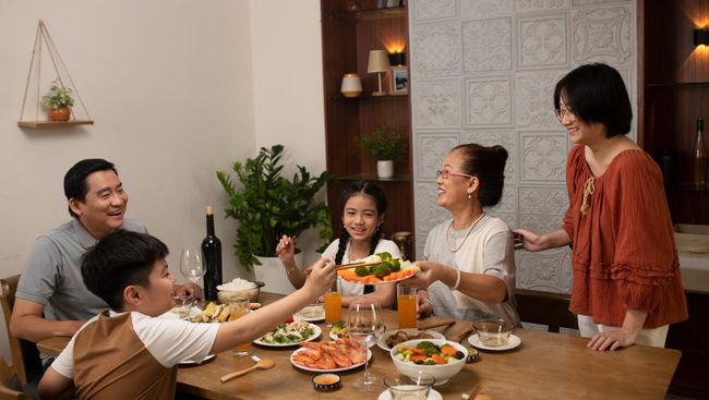 Sederhana Tapi Penting, Ini 5 Alasan Mengapa Kamu Harus Makan Malam bersama Keluarga