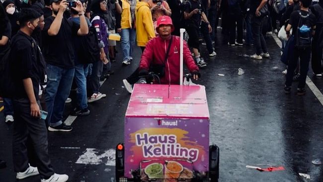 Haus! Bagikan Minuman Gratis pada Aksi Indonesia Gelap, Ternyata Ini ...