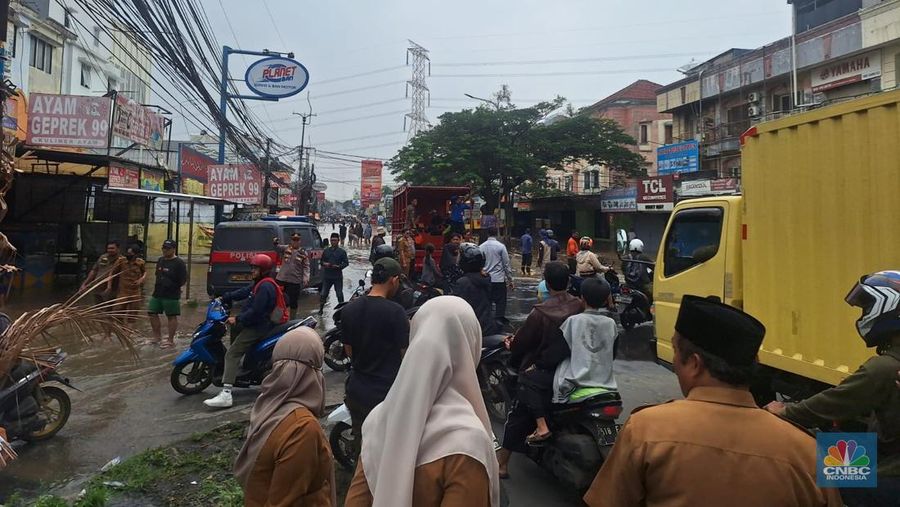 Penampakan Jalan Ciledug Raya Tangerang Lumpuh Diterjang Banjir