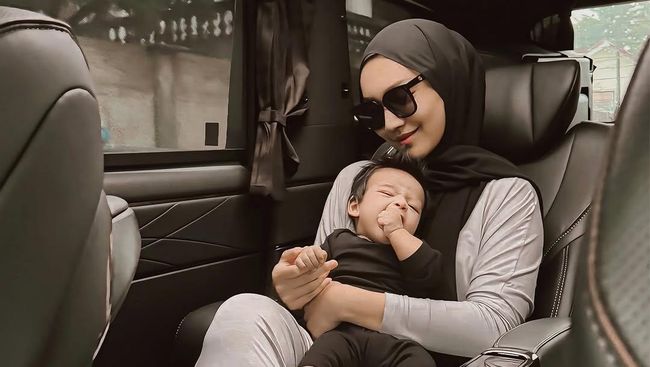 Deretan Bunda Seleb Menyusui di Bulan Ramadhan, Lihat 5 Potretnya - Foto 1